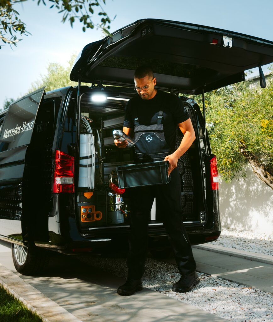 Der Mercedes Mobile Service bringt die Werkstatt direkt nach Hause auf ...